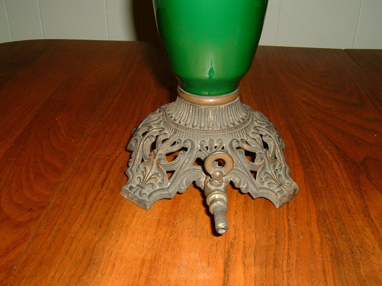 VICTORIAN GREEN GLASS & CAST IRON GAS TABLE LAMP | #16330103