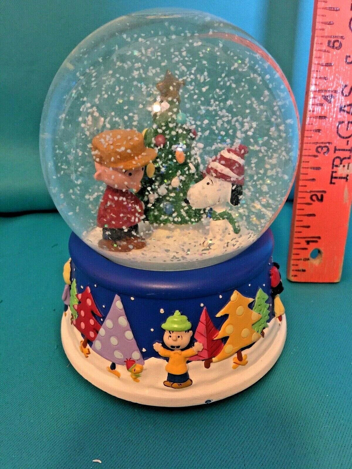 Hallmark Peanuts Musical Snow Globe Snoopy Charlie Brown O’Tannenbaum ...
