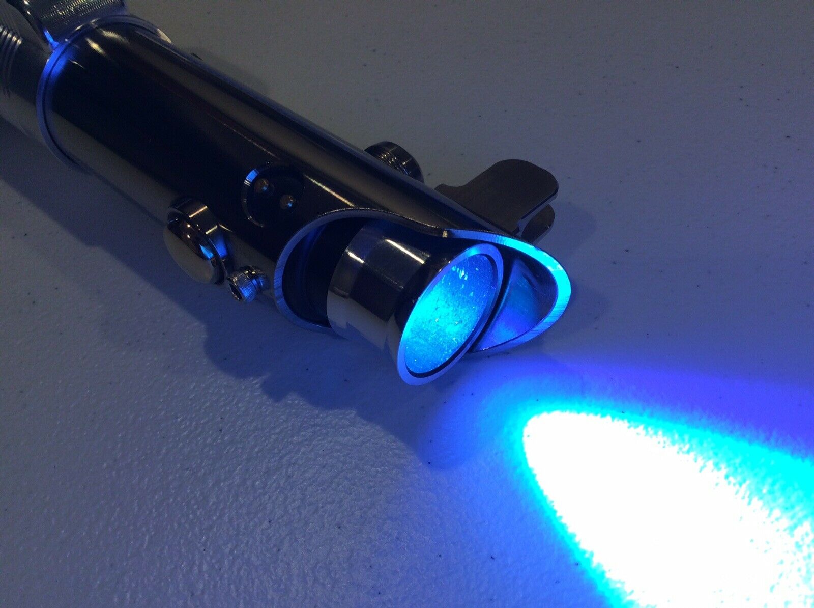 Ultrasabers Graflex CE Lightsaber W/ Obsidian V4 Sound, Emerald LED ...