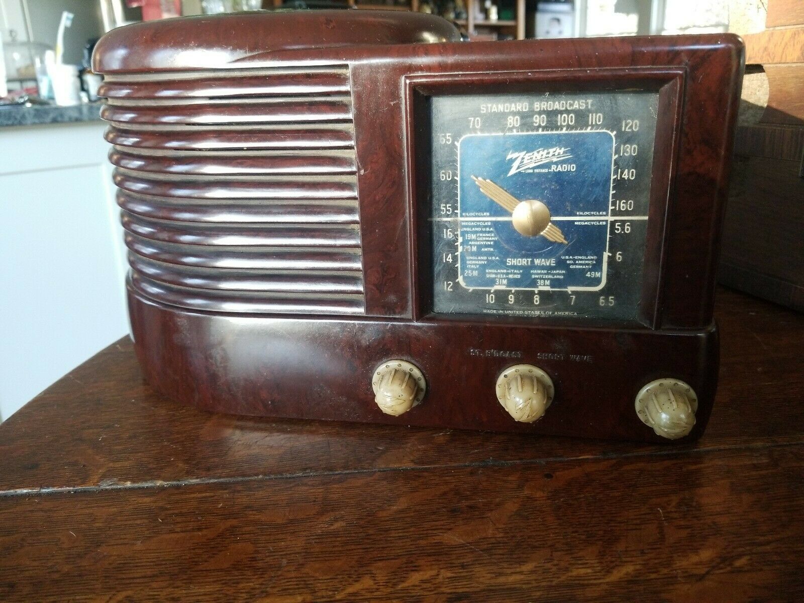 Vintage Zenith Model 6D512 Art Deco Bakelite Tube Radio | #15153032