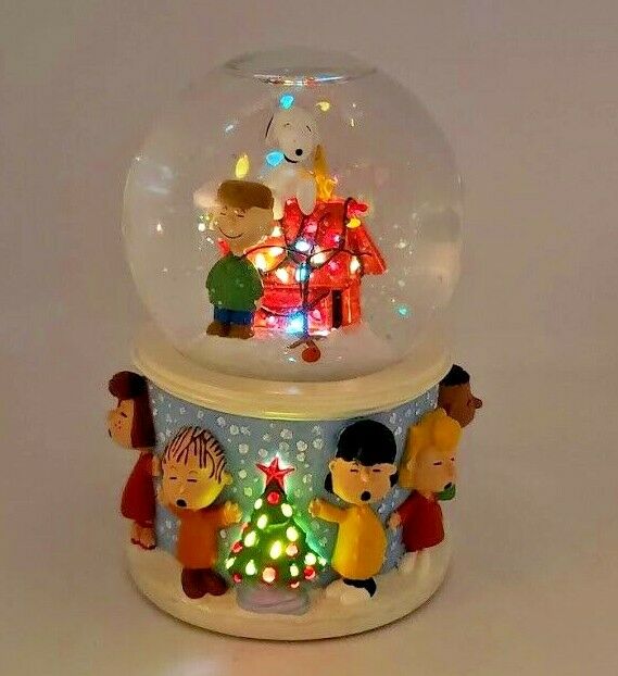 Hallmark A CHARLIE BROWN CHRISTMAS Peanuts Gang Magic Snow Globe Snoopy ...