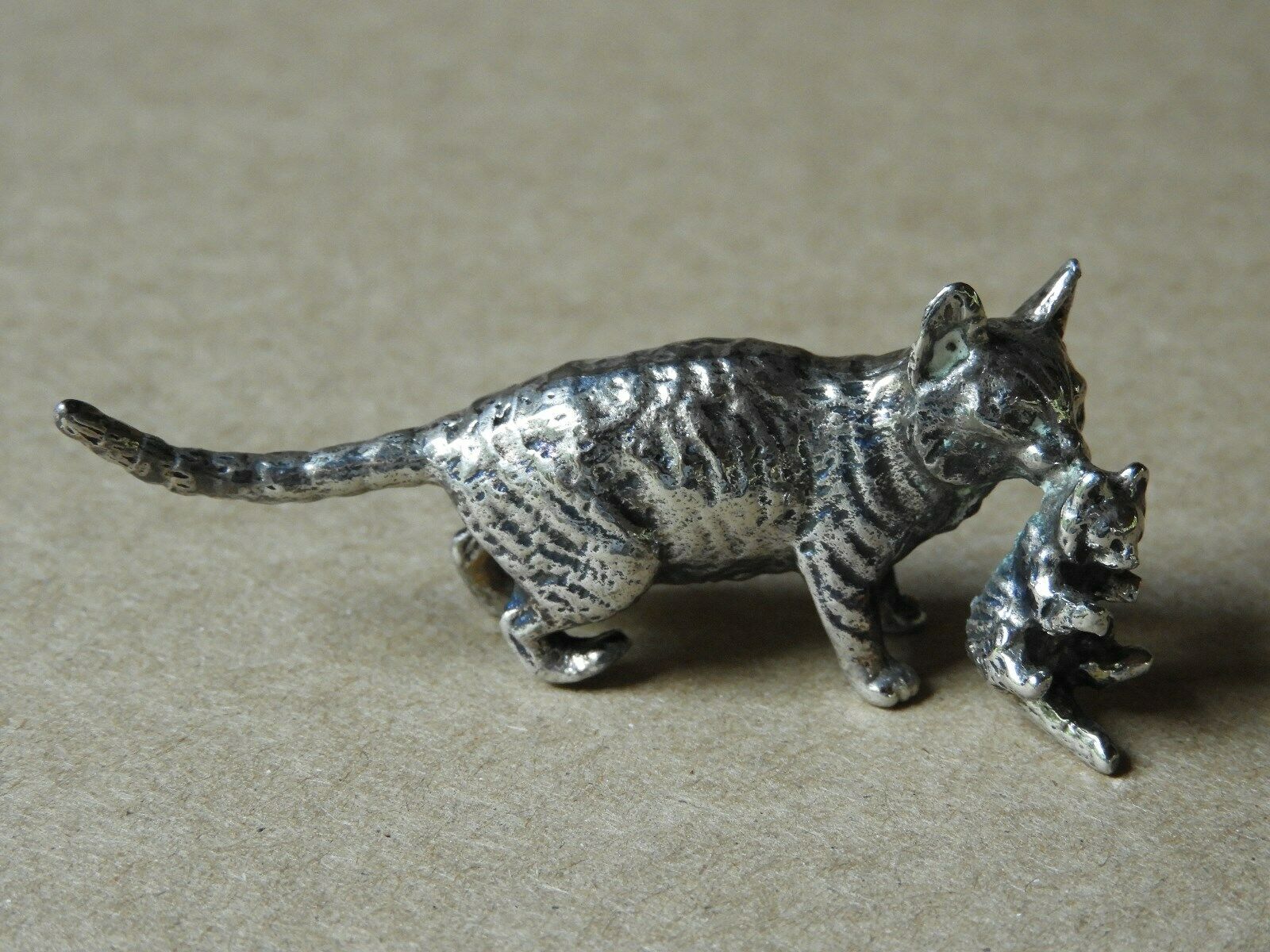 VINTAGE SMALL SILVER - TONE METAL CAT HOLDING KITTEN FIGURINE | #14267022