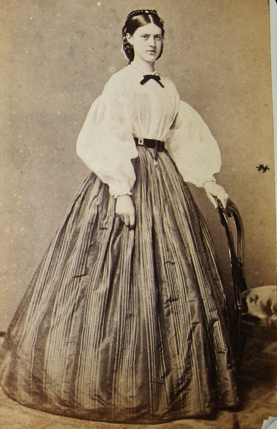 ANTIQUE CW ERA CDV PHOTO OF LOVELY YOUNG WOMAN IN PRETTY HOOP DRESS ...